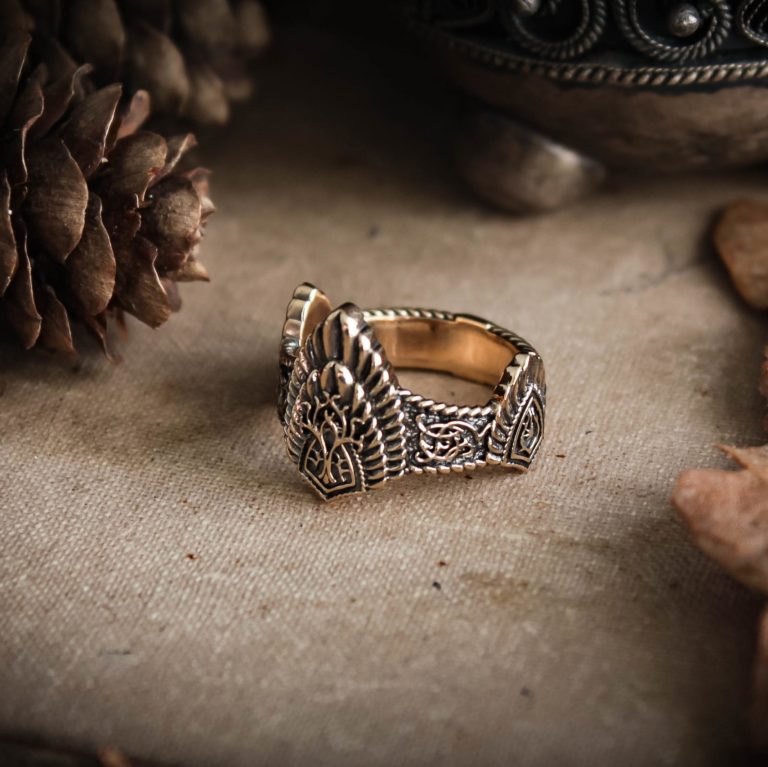 Crown of Aragorn/Elessar ring – Mastenarium